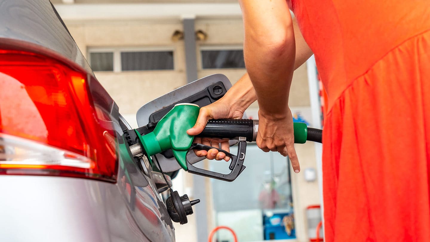 Nouveau chèque carburant de 100€ par voiture : Qui va pouvoir ...